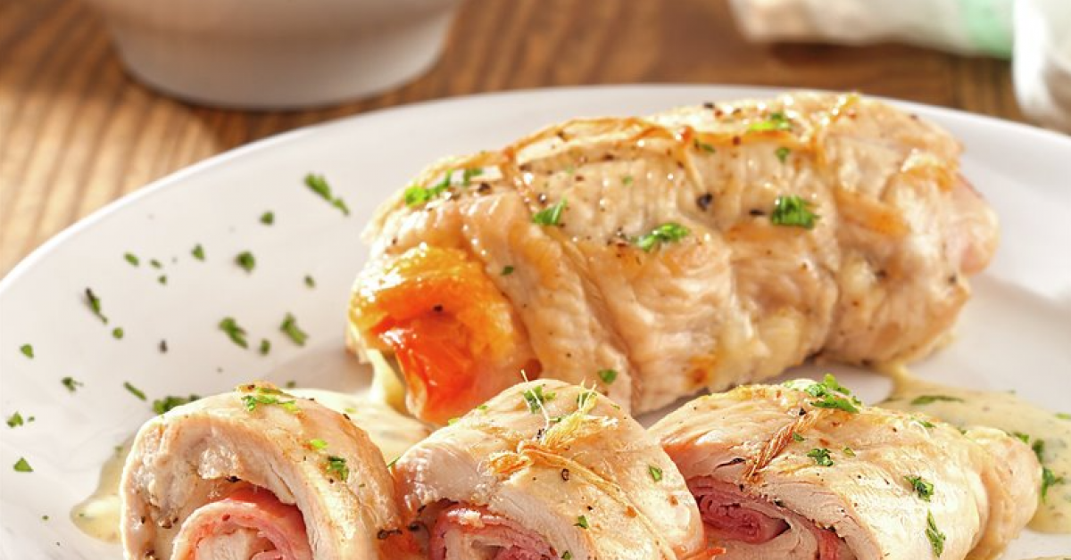 Rollitos de pechuga de pollo rellenas con jamón y queso con patatas al ...